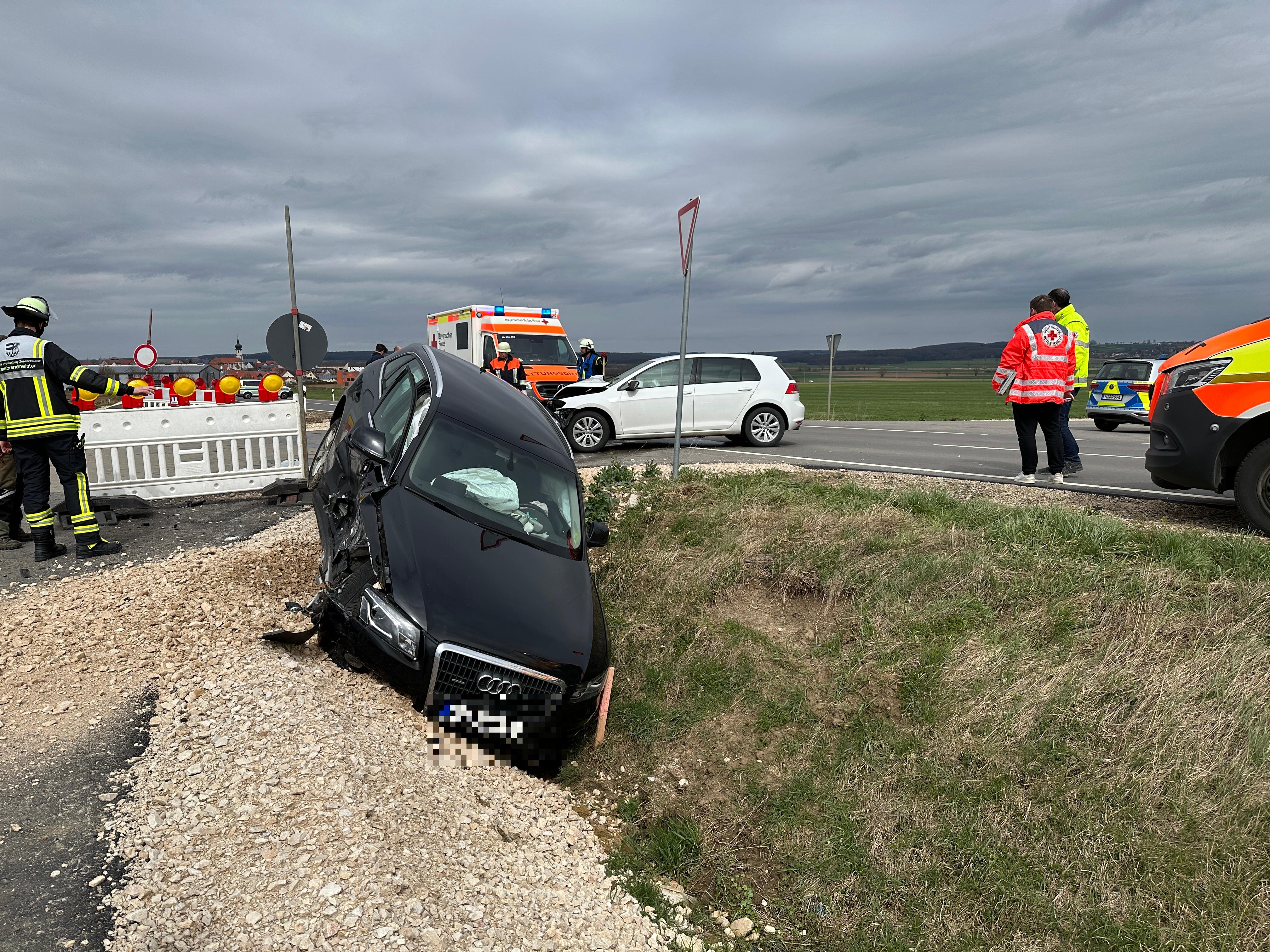 Zwei Verletzte nach Unfall bei Dittenheim: Auto landet im Graben